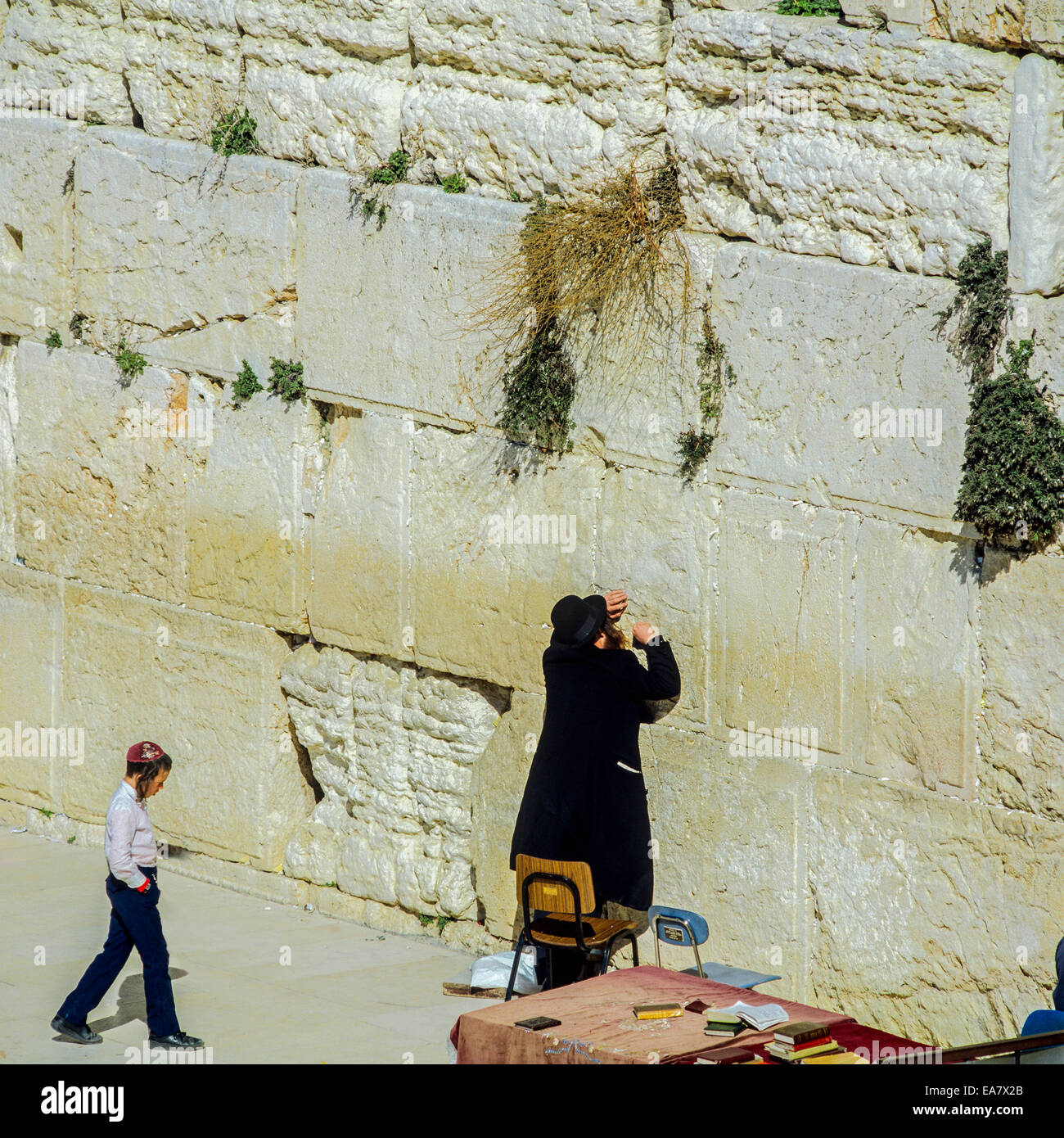 Jungs tragen kippas -Fotos und -Bildmaterial in hoher Auflösung – Alamy