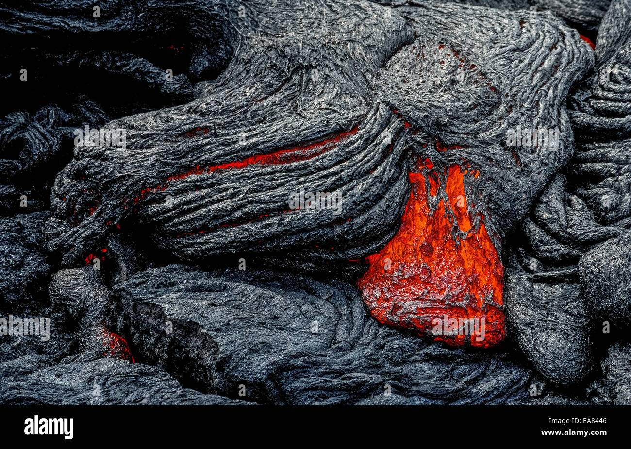Geschmolzene Lava-Gestein, das aus seiner extremen Hitze fließt aus ...