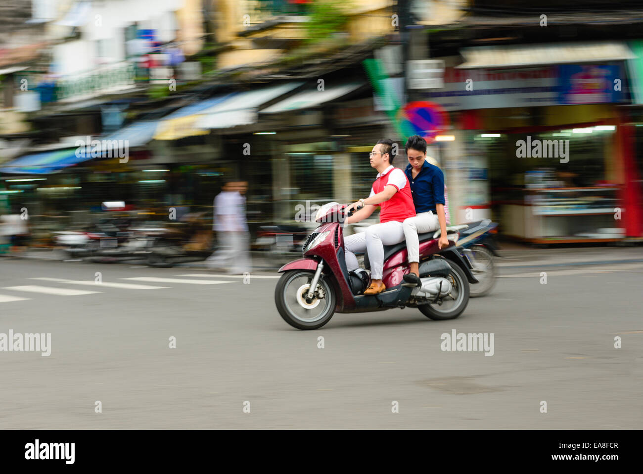 Einen motorroller fahren -Fotos und -Bildmaterial in hoher Auflösung ...