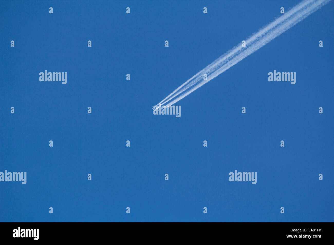 Hochfliegende flugzeuge -Fotos und -Bildmaterial in hoher Auflösung – Alamy