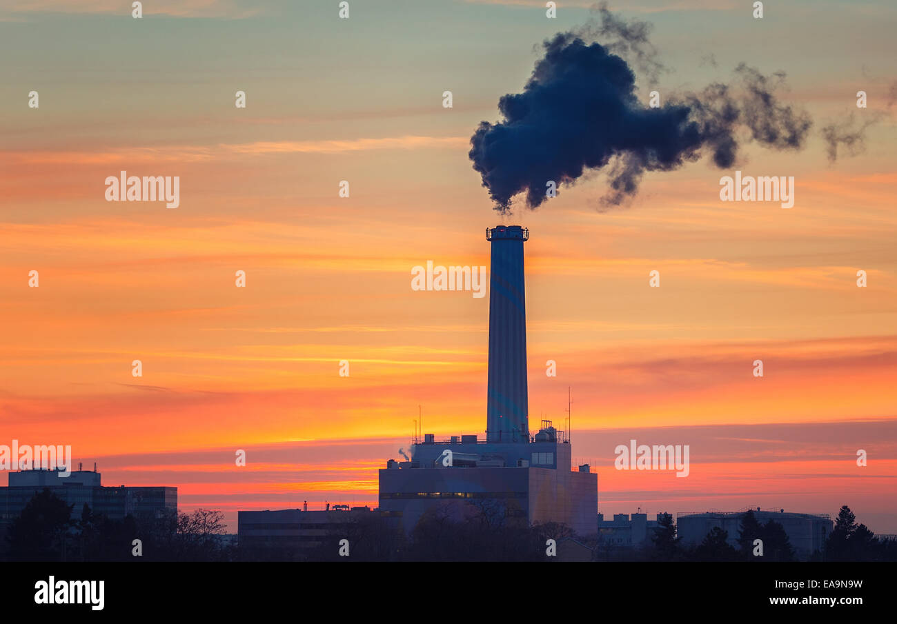 Fabrikpfeife rauchen -Fotos und -Bildmaterial in hoher Auflösung – Alamy