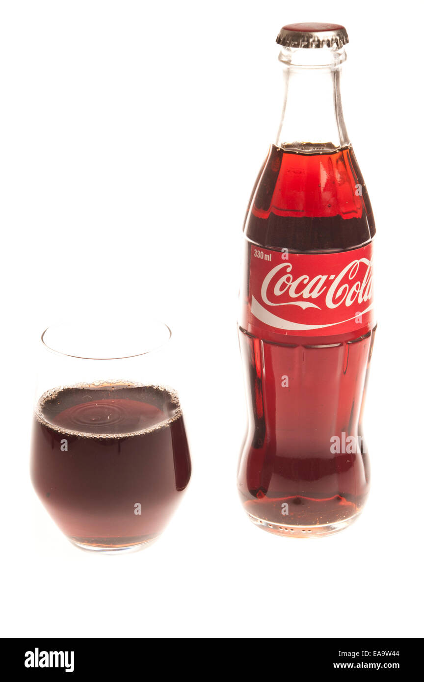 Coca Cola Flasche und Glas Stockfotografie - Alamy
