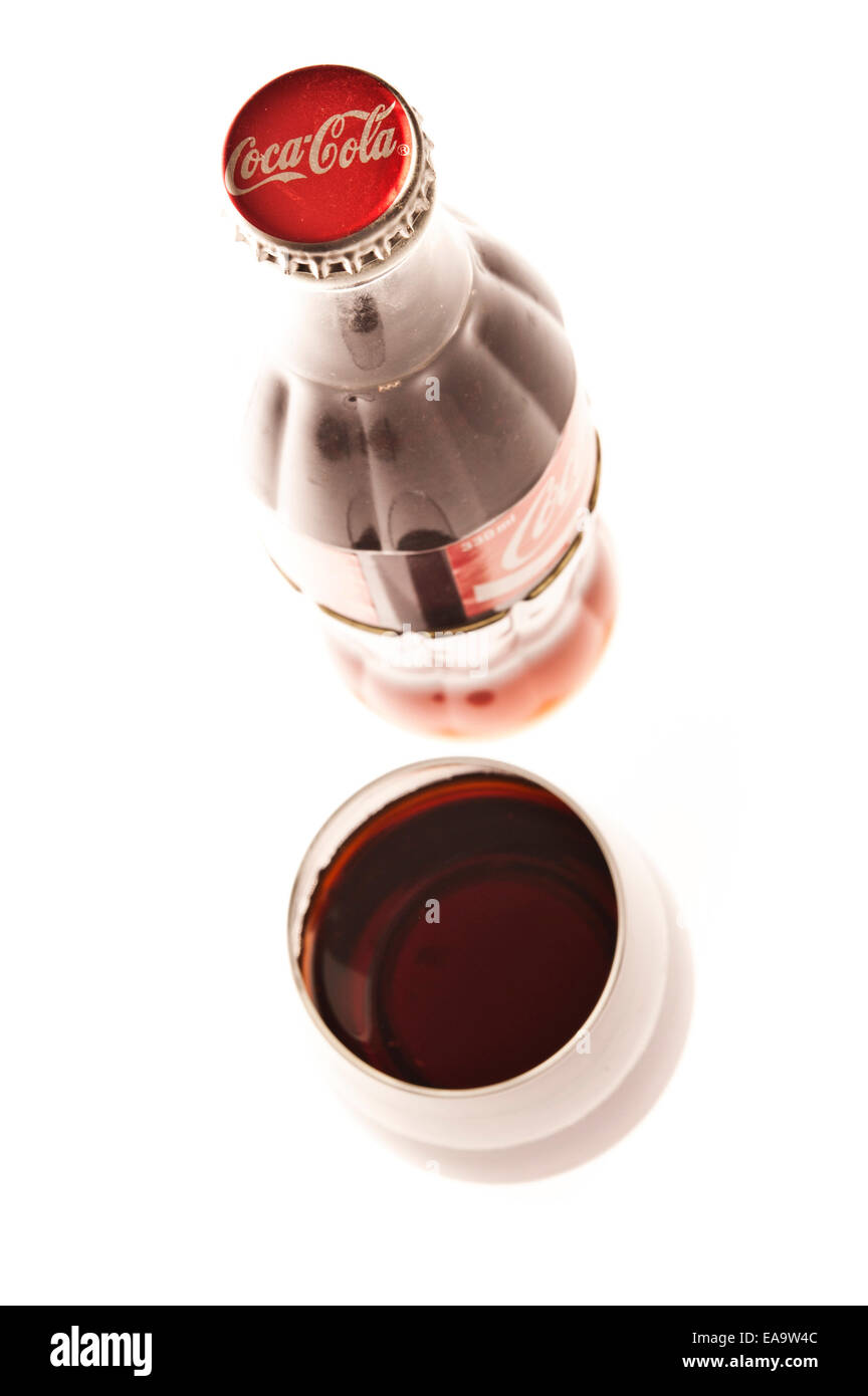Coca Cola-Flasche und Glas, Ansicht von oben Stockfotografie - Alamy