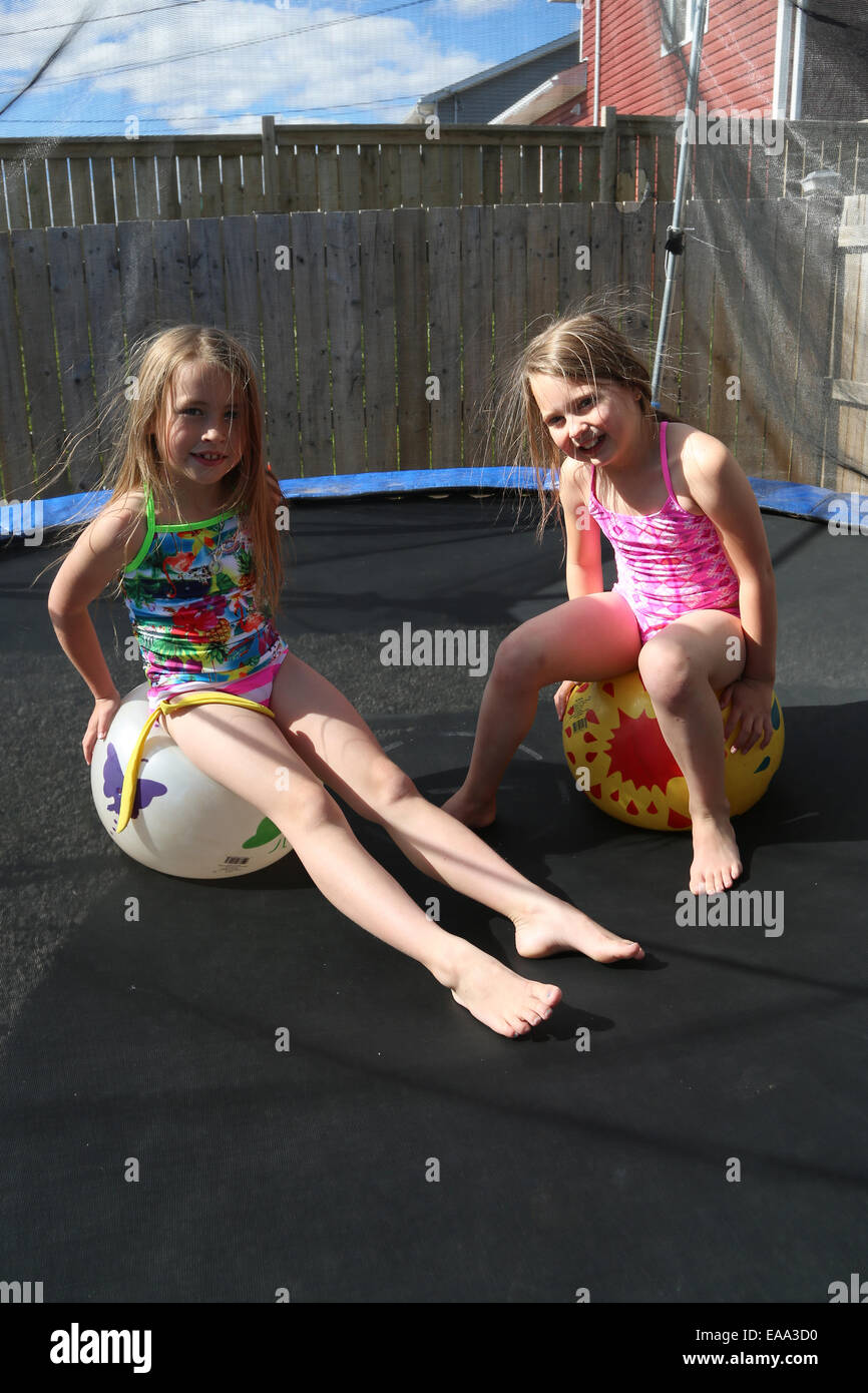 Kinder springen auf ein trampolin Stockfotos und -bilder Kaufen - Alamy