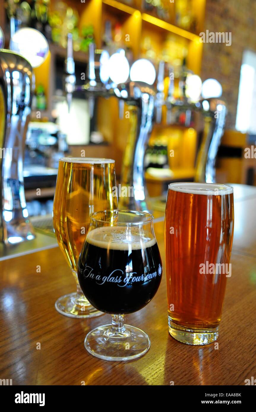 Bier an einer bar -Fotos und -Bildmaterial in hoher Auflösung – Alamy