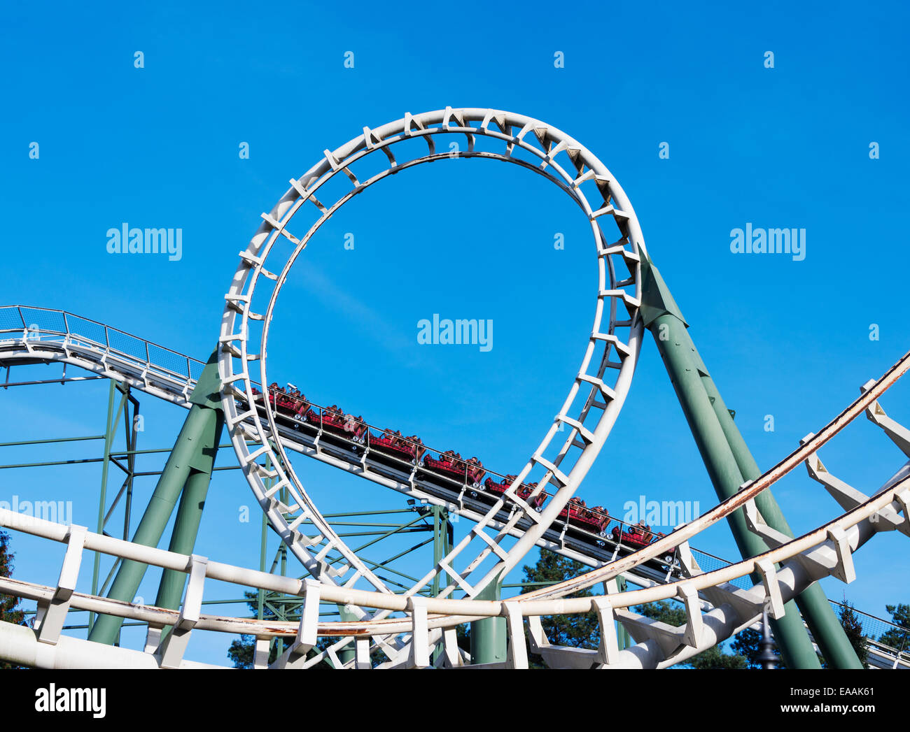 Menschen in Achterbahn im Freizeitpark in den Niederlanden ...