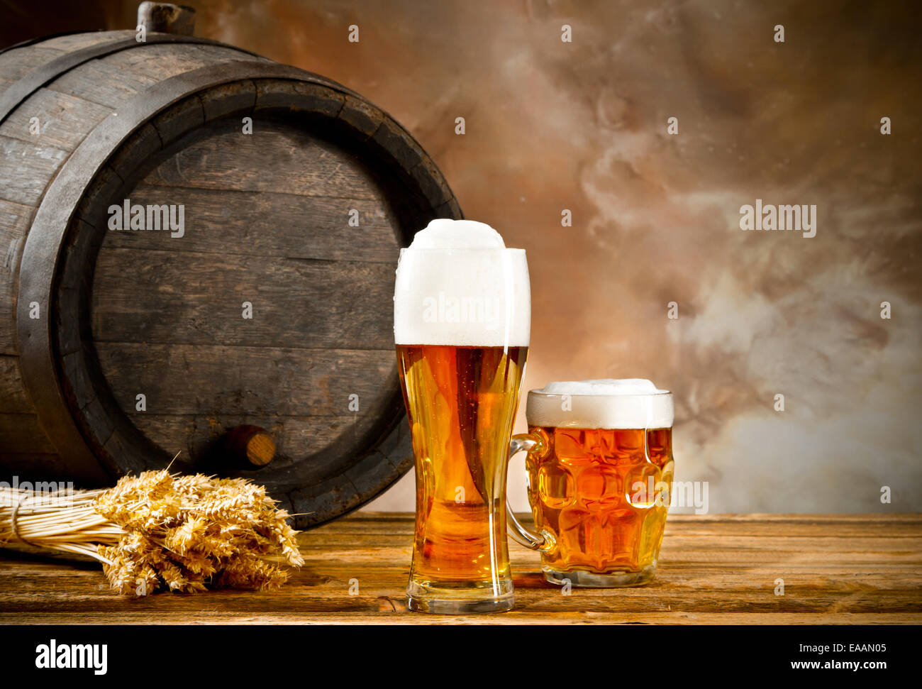 Bierfass mit Gläser Bier und Unschärfe Hintergrund Stockfotografie - Alamy
