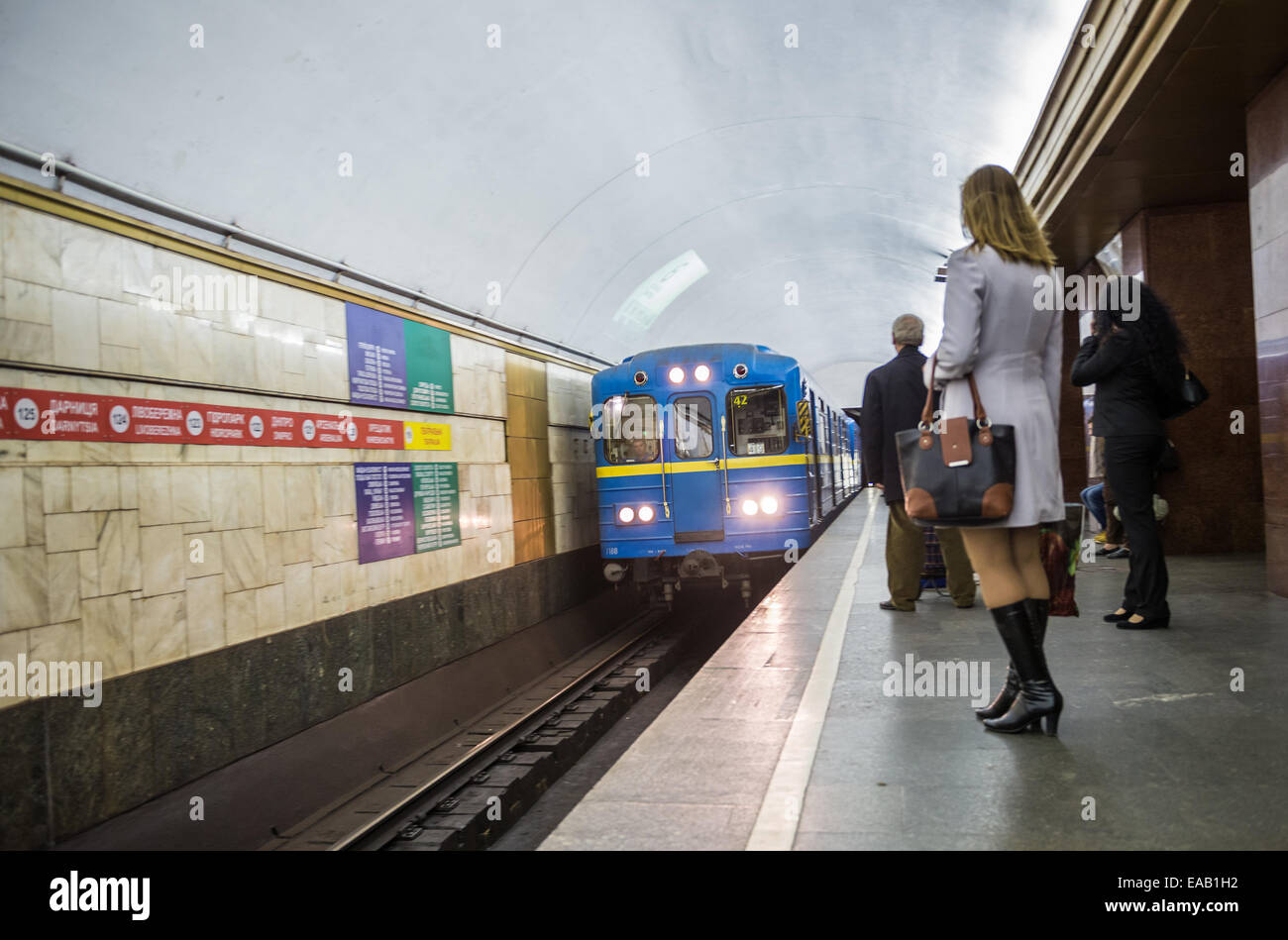 Teatralna Station auf der Sviatoshynsko-Brovarska-Linie des Kiewer ...