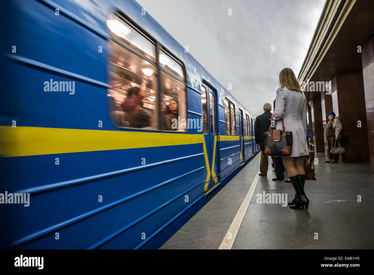 Teatralna Station auf der Sviatoshynsko-Brovarska-Linie des Kiewer ...