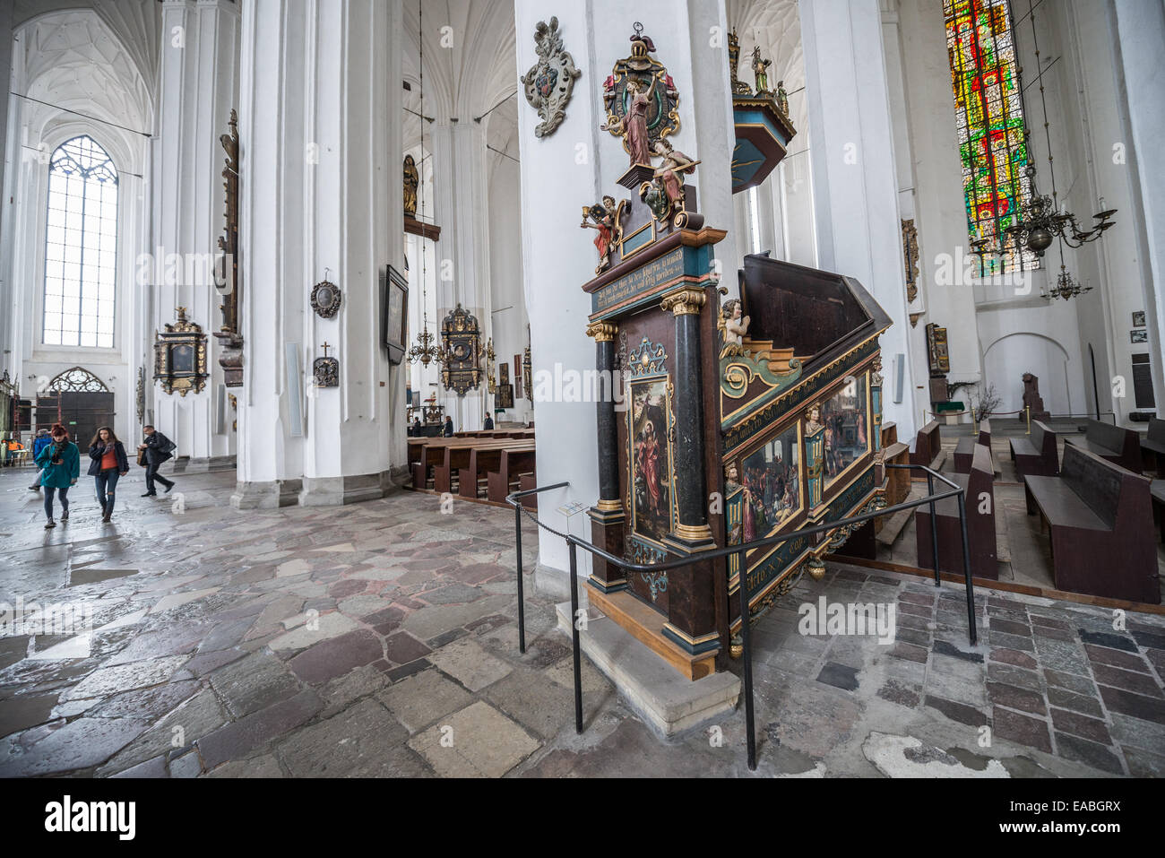 Hölzerne Kanzel im Hauptschiff der Basilika Mariä Himmelfahrt der ...