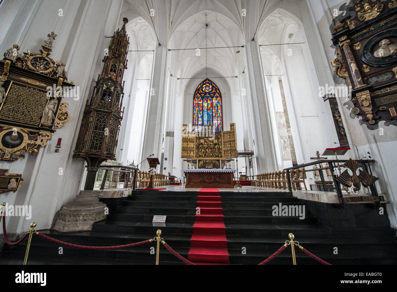 Hauptaltar der Basilika Mariä Himmelfahrt der Jungfrau Maria ...