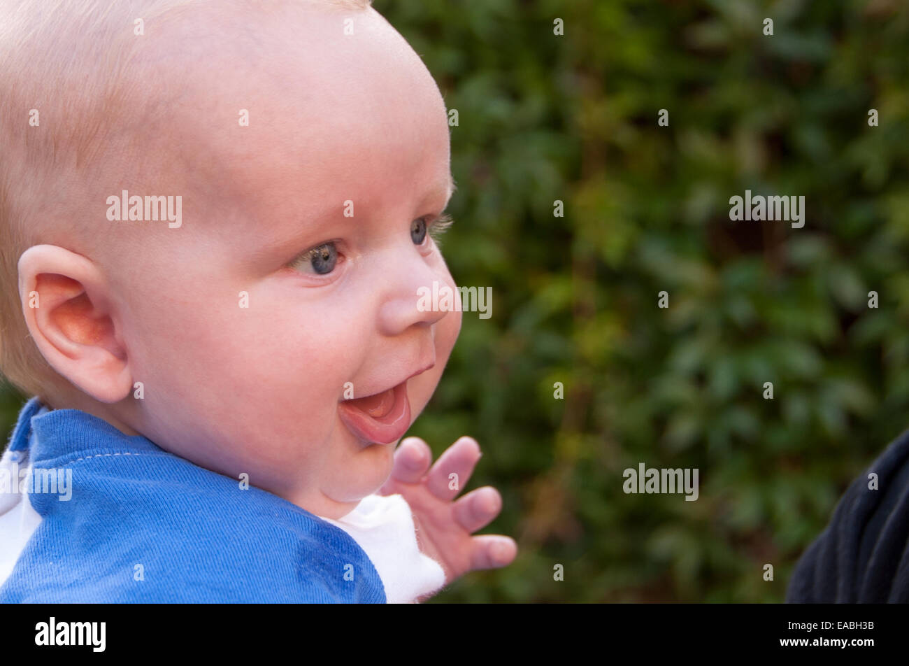 Baby im hemd -Fotos und -Bildmaterial in hoher Auflösung – Alamy