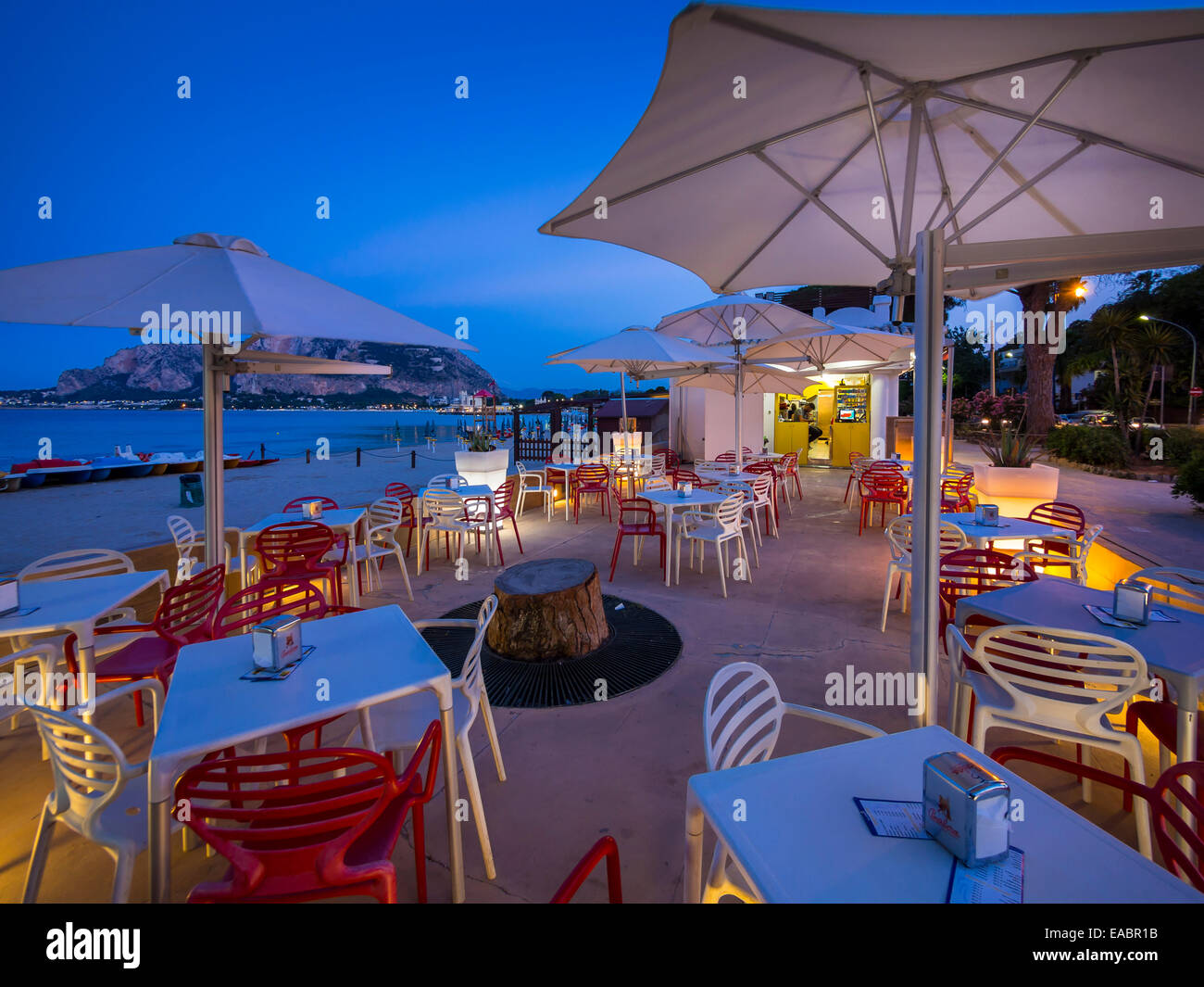 Italien-Sizilien-Provinz von Palermo Mondello Restaurant am Abend ...