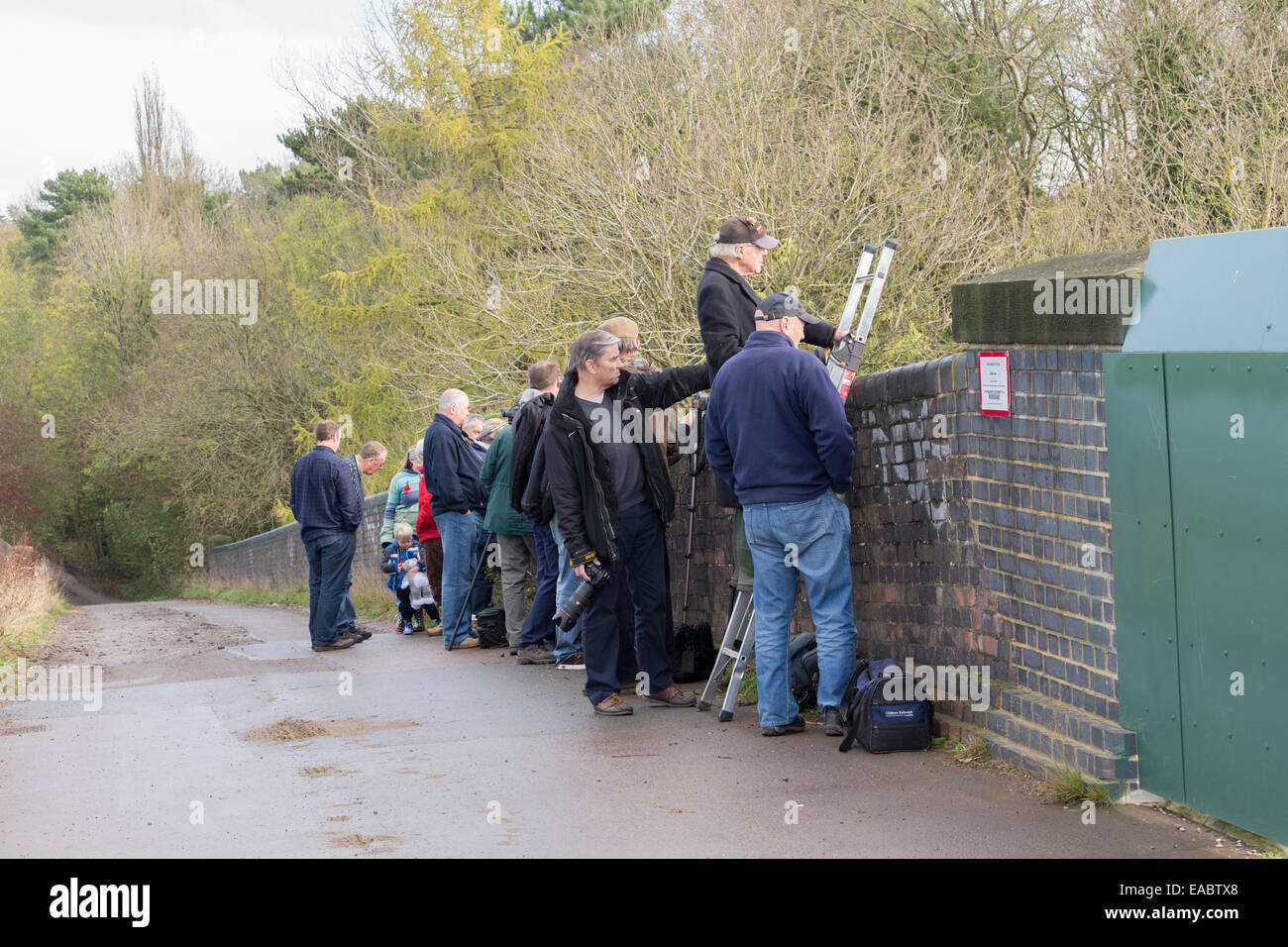 Train spotting or train spotters -Fotos und -Bildmaterial in hoher ...