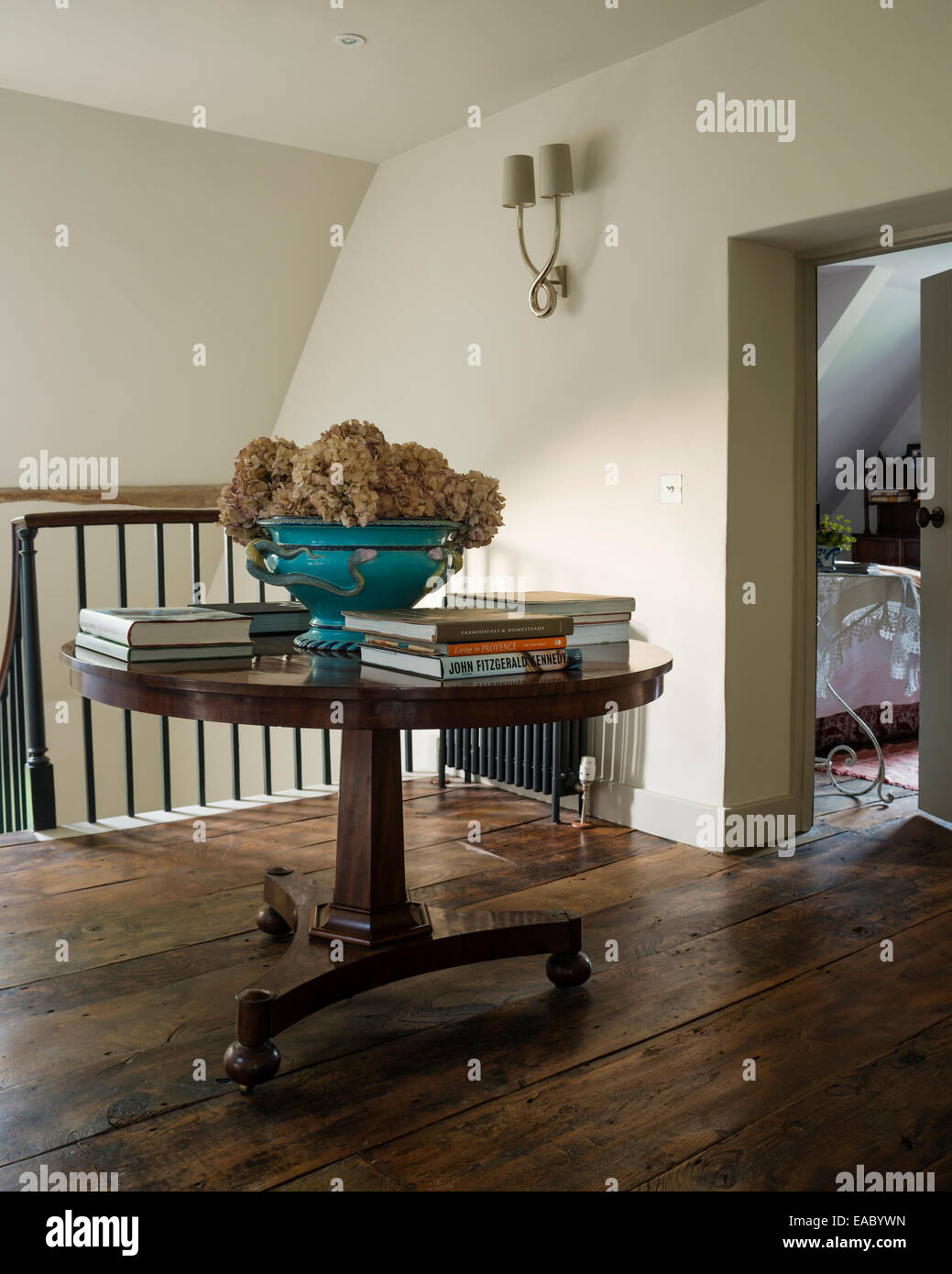 Runder tisch -Fotos und -Bildmaterial in hoher Auflösung – Alamy