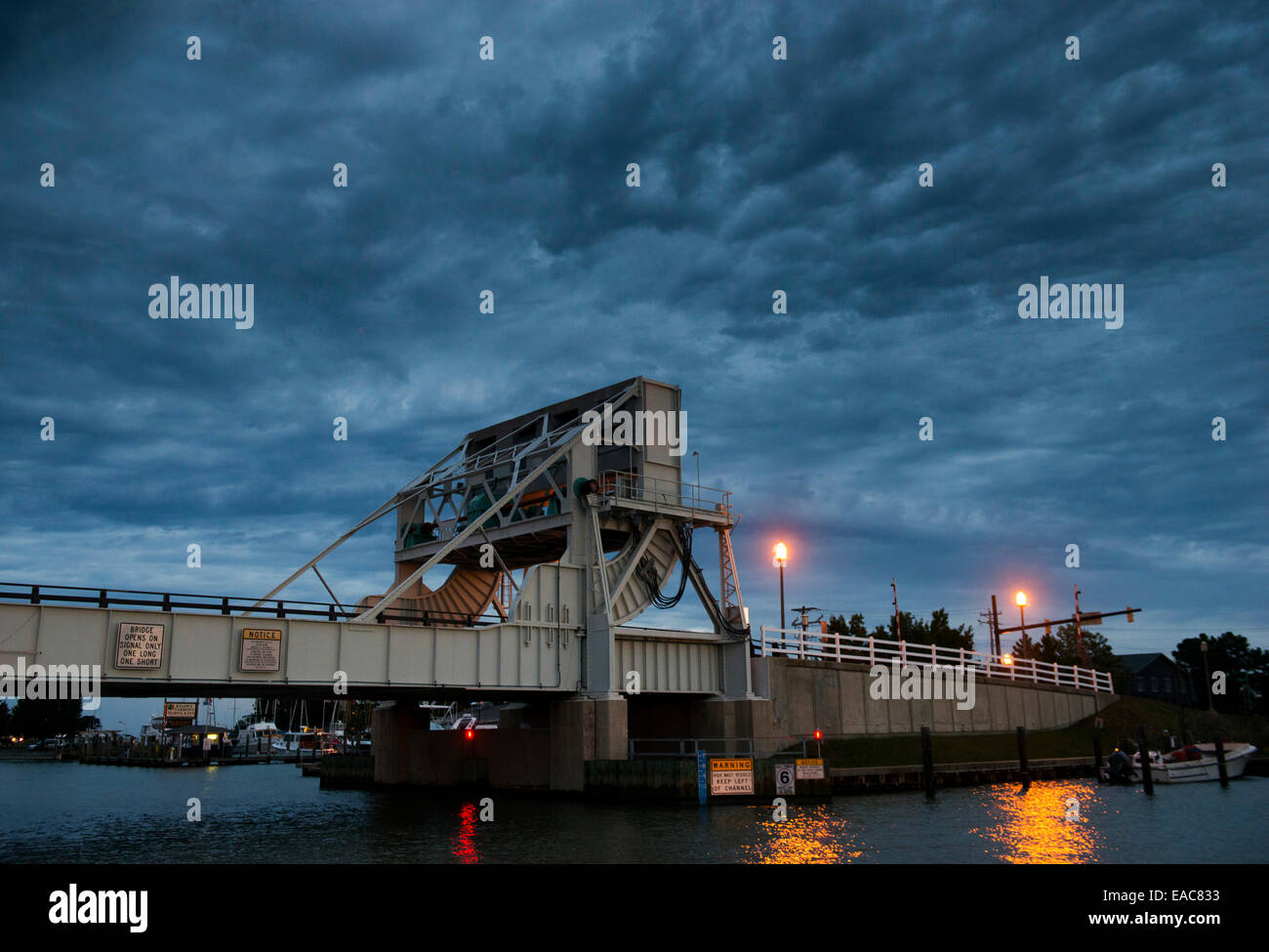 Brücke und straße zeichnen -Fotos und -Bildmaterial in hoher Auflösung ...