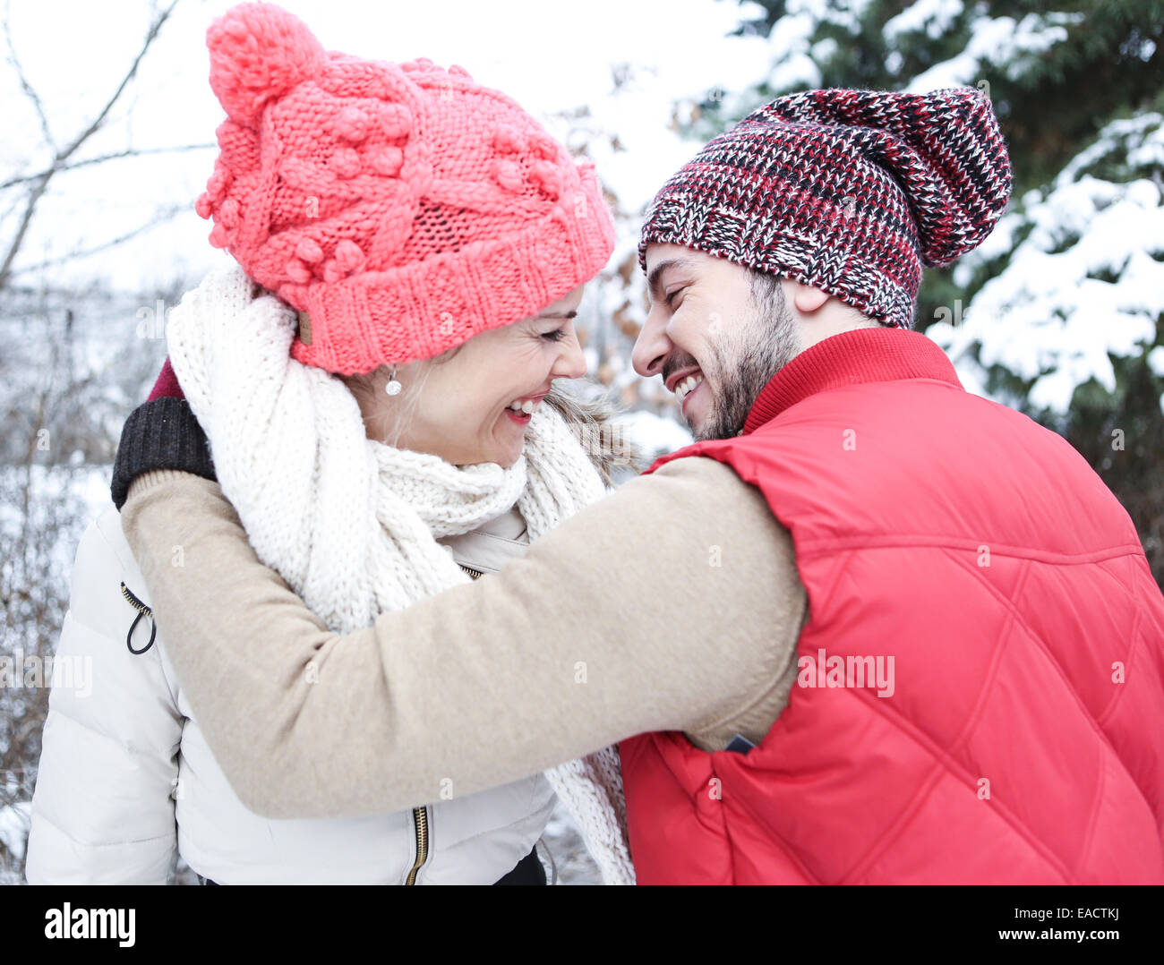 Frau und mann küssen -Fotos und -Bildmaterial in hoher Auflösung – Alamy