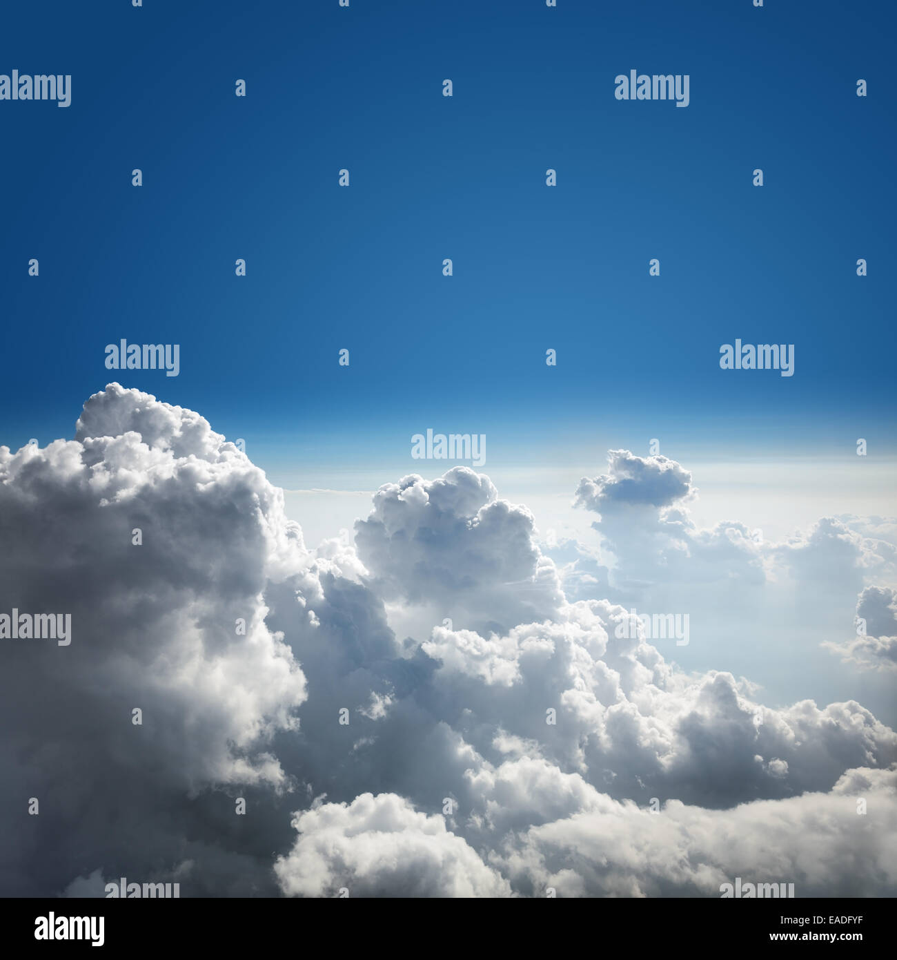 Dramatische wolkenatmosphäre im blauen himmel -Fotos und -Bildmaterial ...