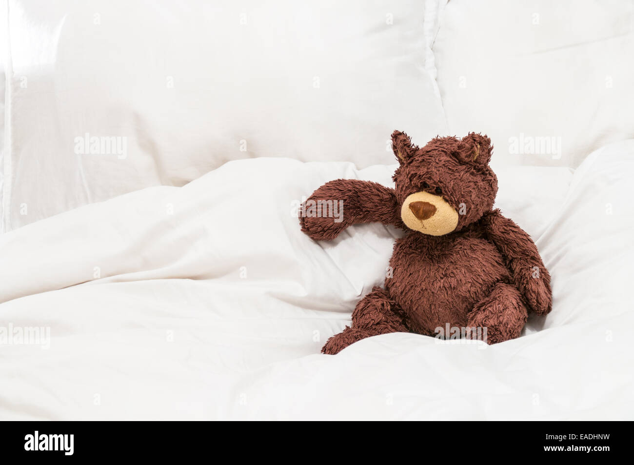 Kinder sitzen auf bett -Fotos und -Bildmaterial in hoher Auflösung – Alamy