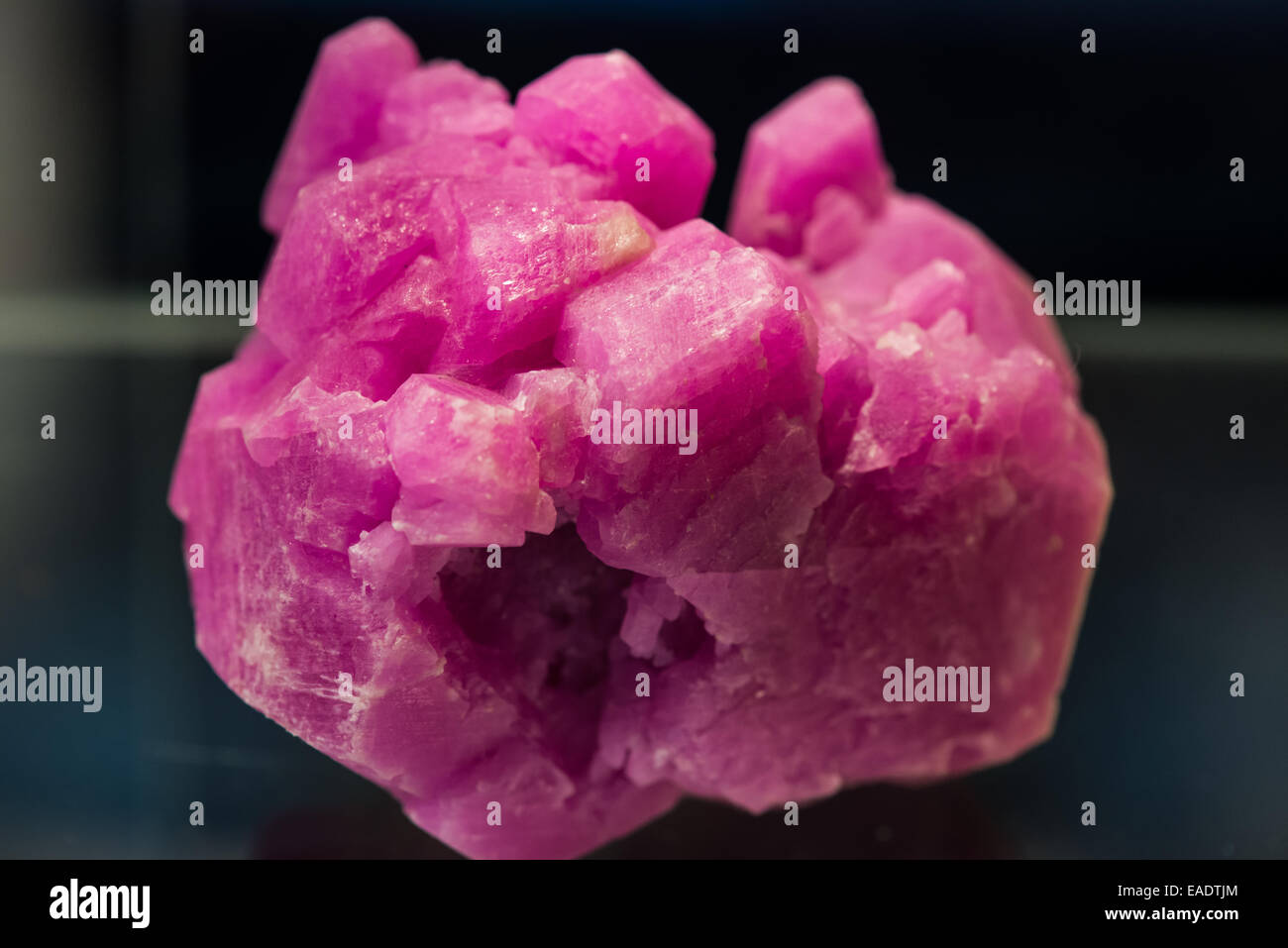 Rosa rubinrote Kristalle in Naturform, Mineral Korund Al2O3 ...