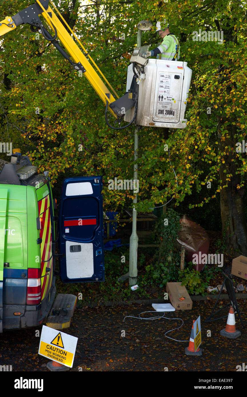 Ingenieur im alten Stil Straßenlaterne entfernt und installiert eine ...