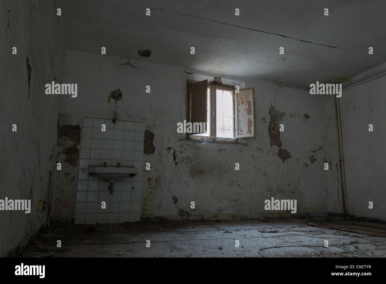 Interieur eines verlassenen Irrenhaus in der Innenstadt Stockfotografie ...