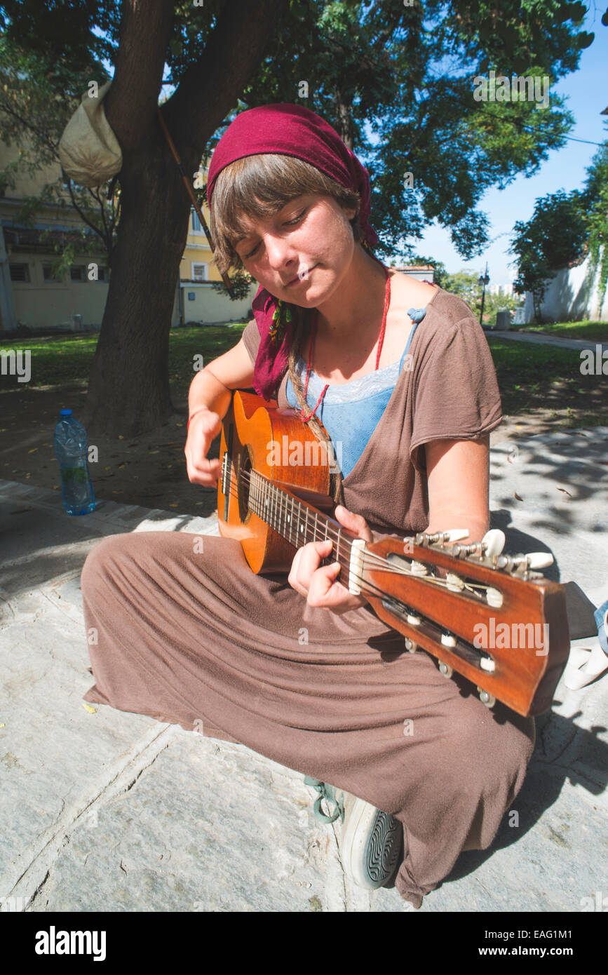 Straßenmusik mädchen -Fotos und -Bildmaterial in hoher Auflösung – Alamy