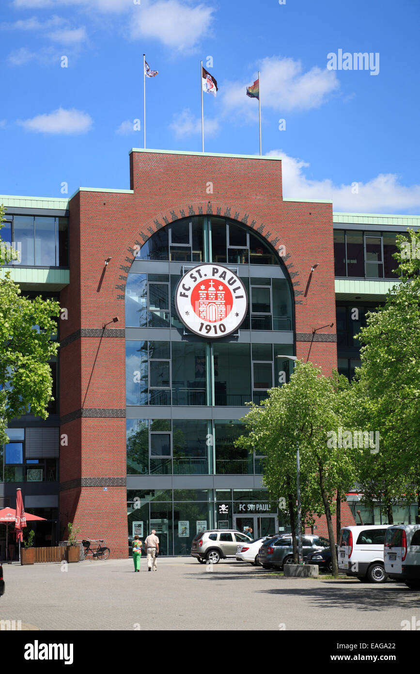 Neue Suedtribuene des Millerntor-Stadion mit Fahnen und Club-Emblem ...