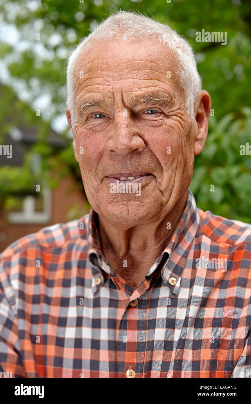70 80 jahre alter mann -Fotos und -Bildmaterial in hoher Auflösung – Alamy