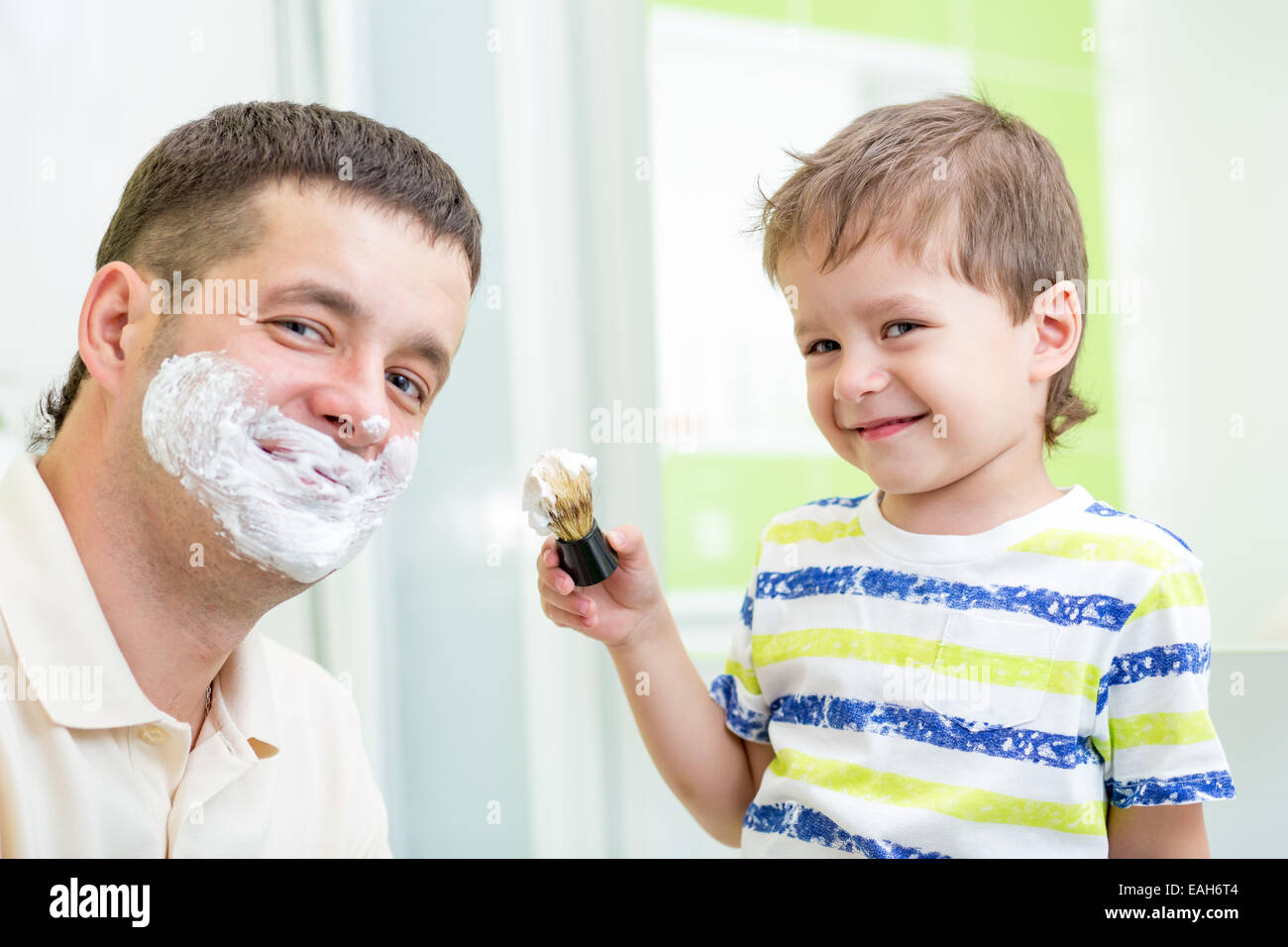 Badezimmer rasieren -Fotos und -Bildmaterial in hoher Auflösung – Alamy