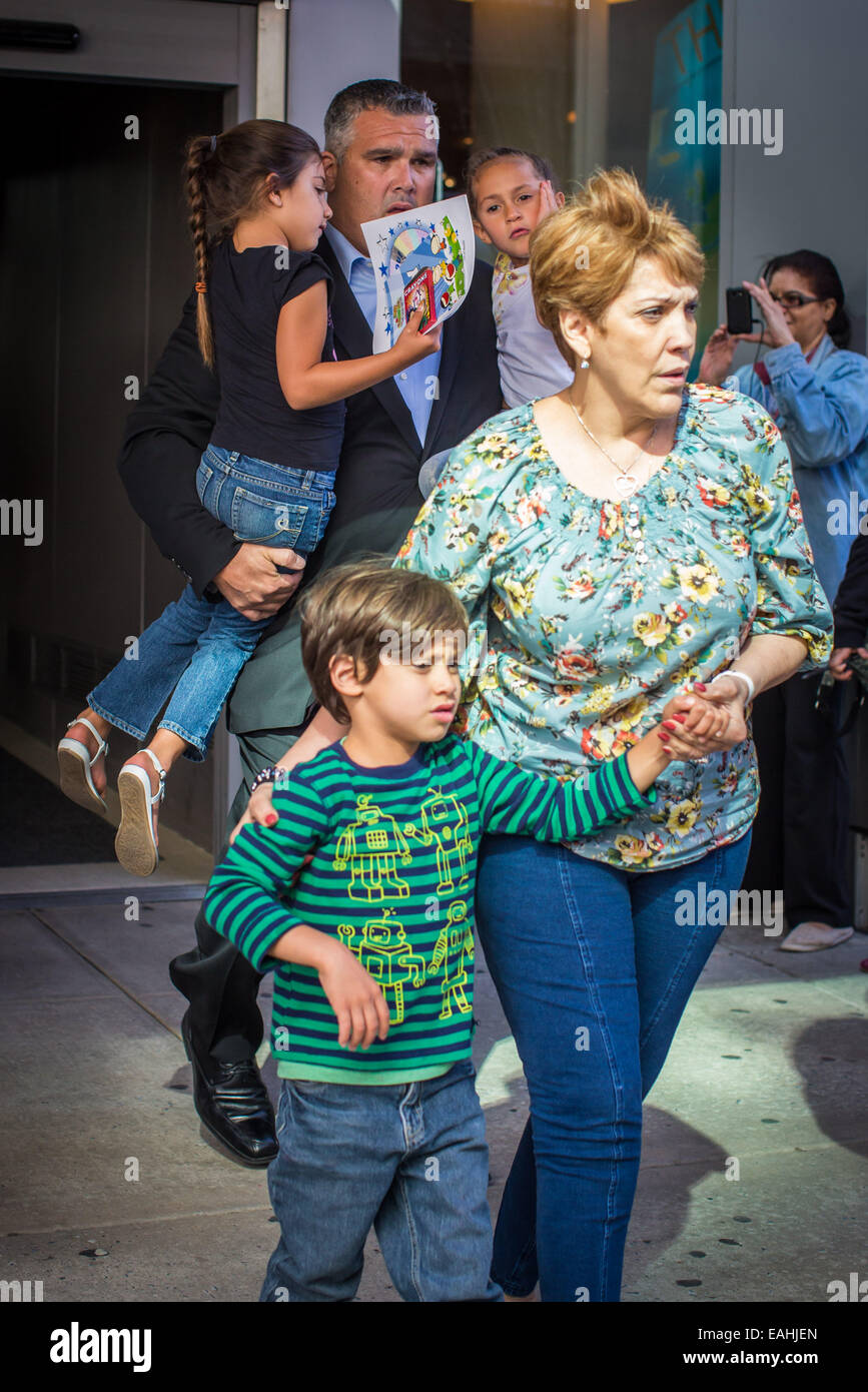 Jennifer Lopez aka J Lo verlassen der Montefiore Kinderklinik der Bronx ...