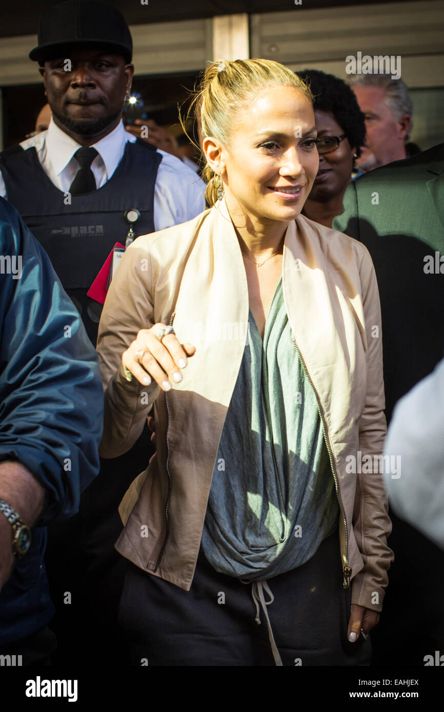 Jennifer Lopez aka J Lo verlassen der Montefiore Kinderklinik der Bronx ...