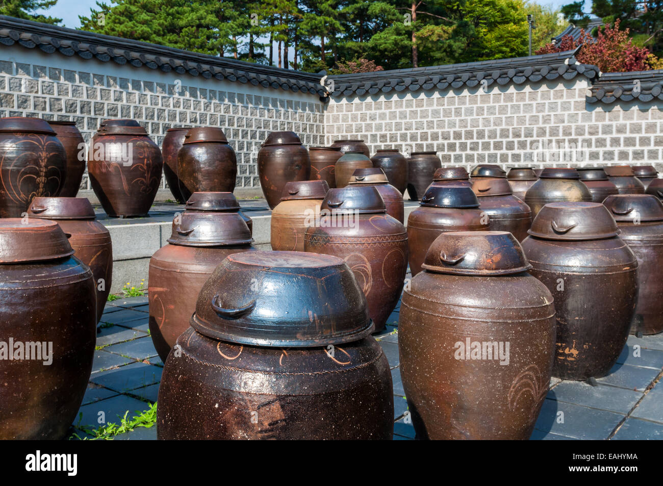 Dutzende von großen Tontöpfen halten gärenden Kimchi in Seoul, Südkorea ...