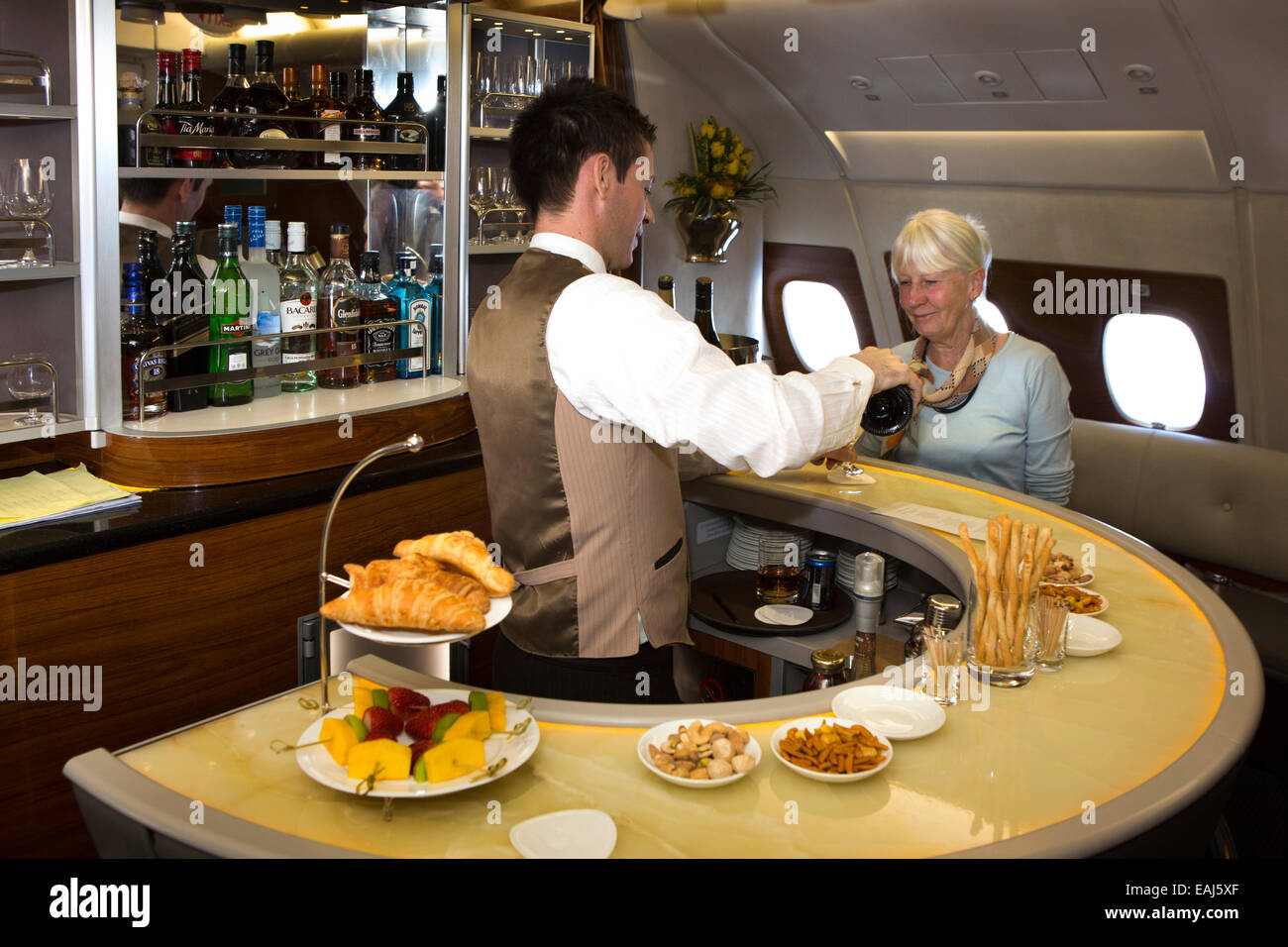 Emirates airline bar -Fotos und -Bildmaterial in hoher Auflösung – Alamy