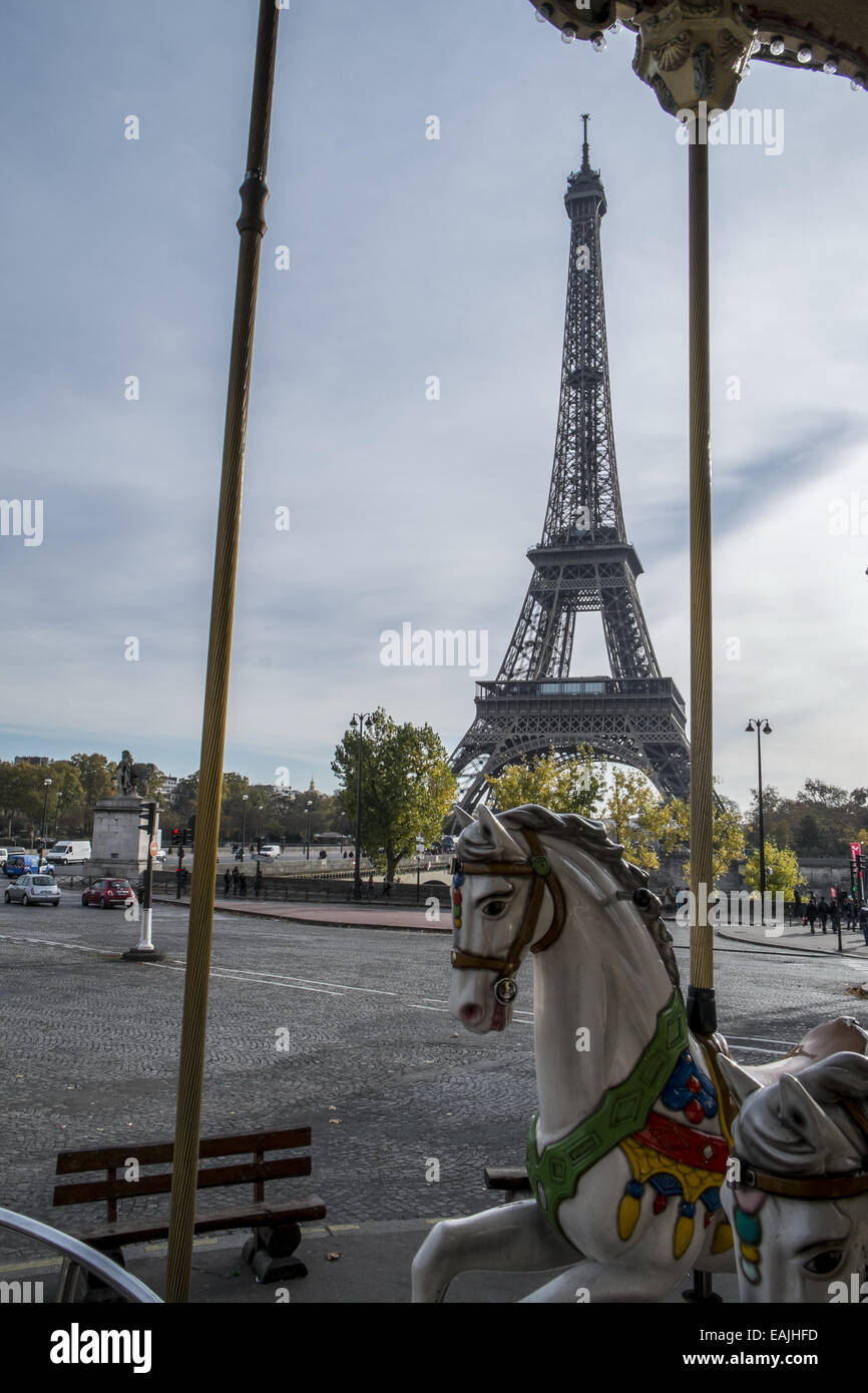 Karussell-Pferd in der Nähe von Eiffelturm, Paris, Frankreich ...