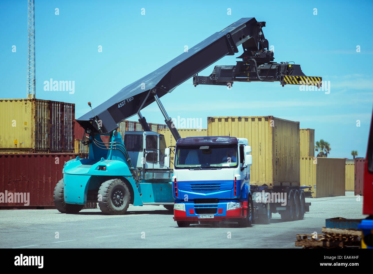 Kran auf lkw -Fotos und -Bildmaterial in hoher Auflösung – Alamy