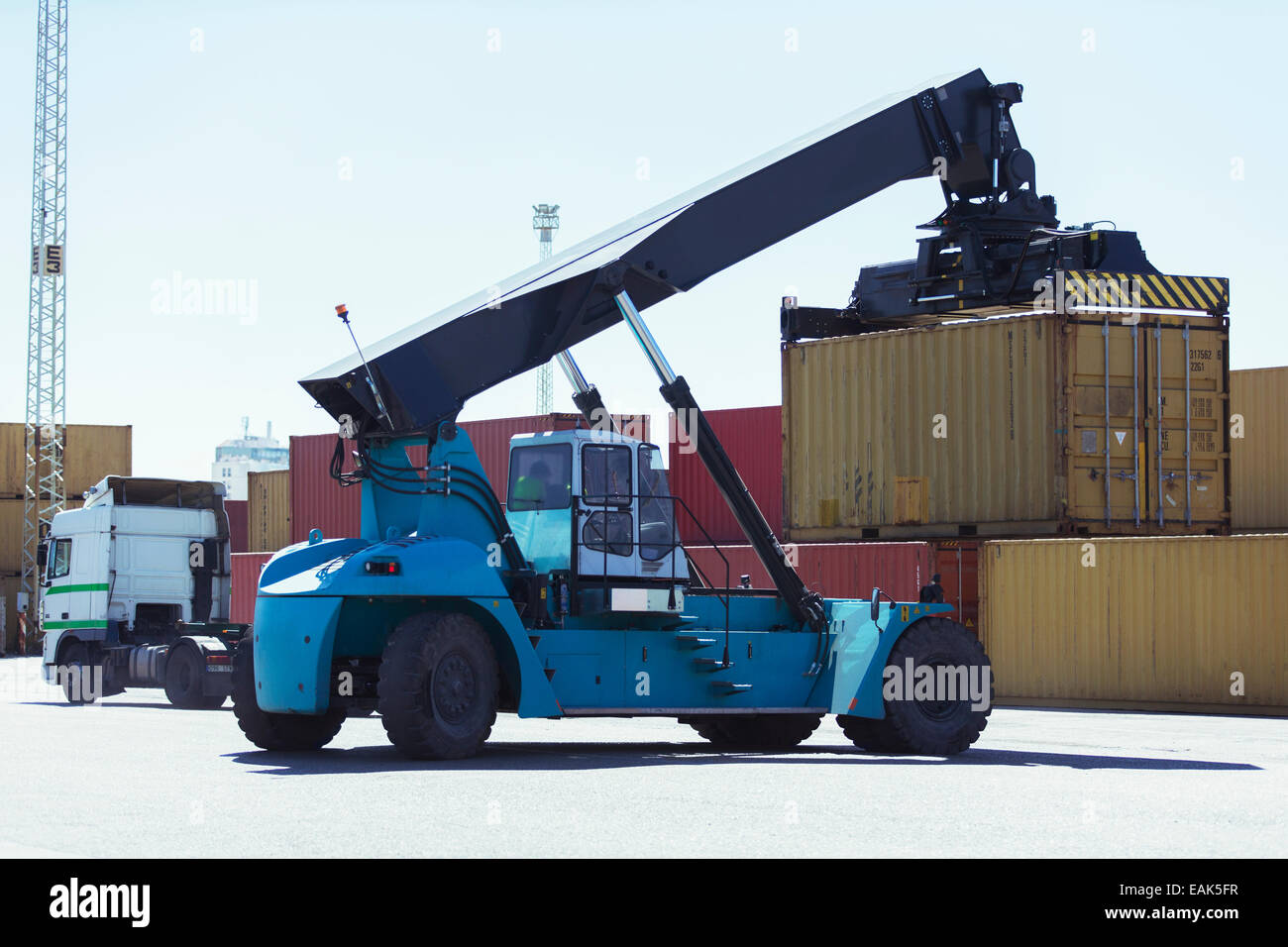Container crane -Fotos und -Bildmaterial in hoher Auflösung – Alamy