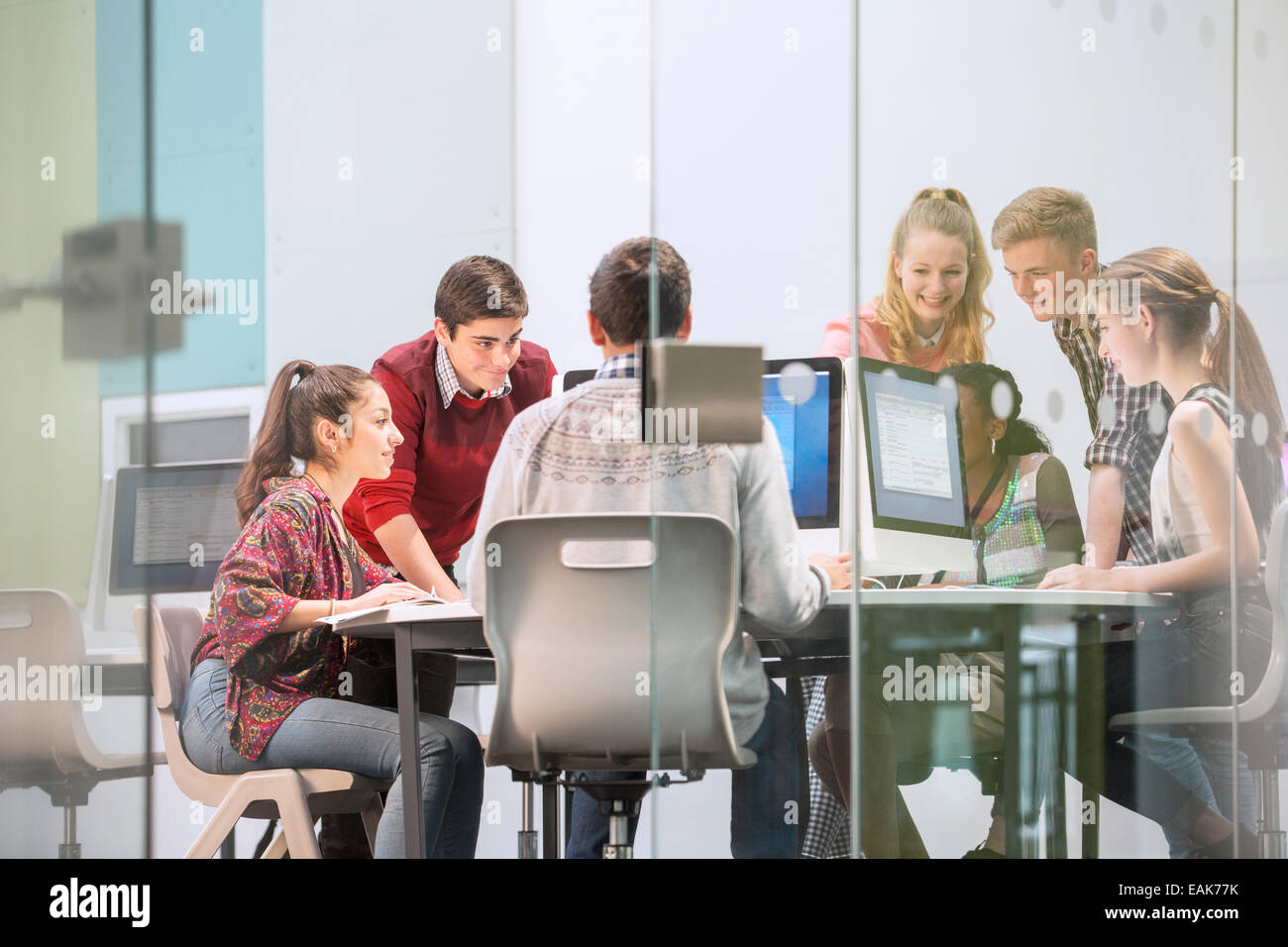 Studenten mit computern -Fotos und -Bildmaterial in hoher Auflösung – Alamy
