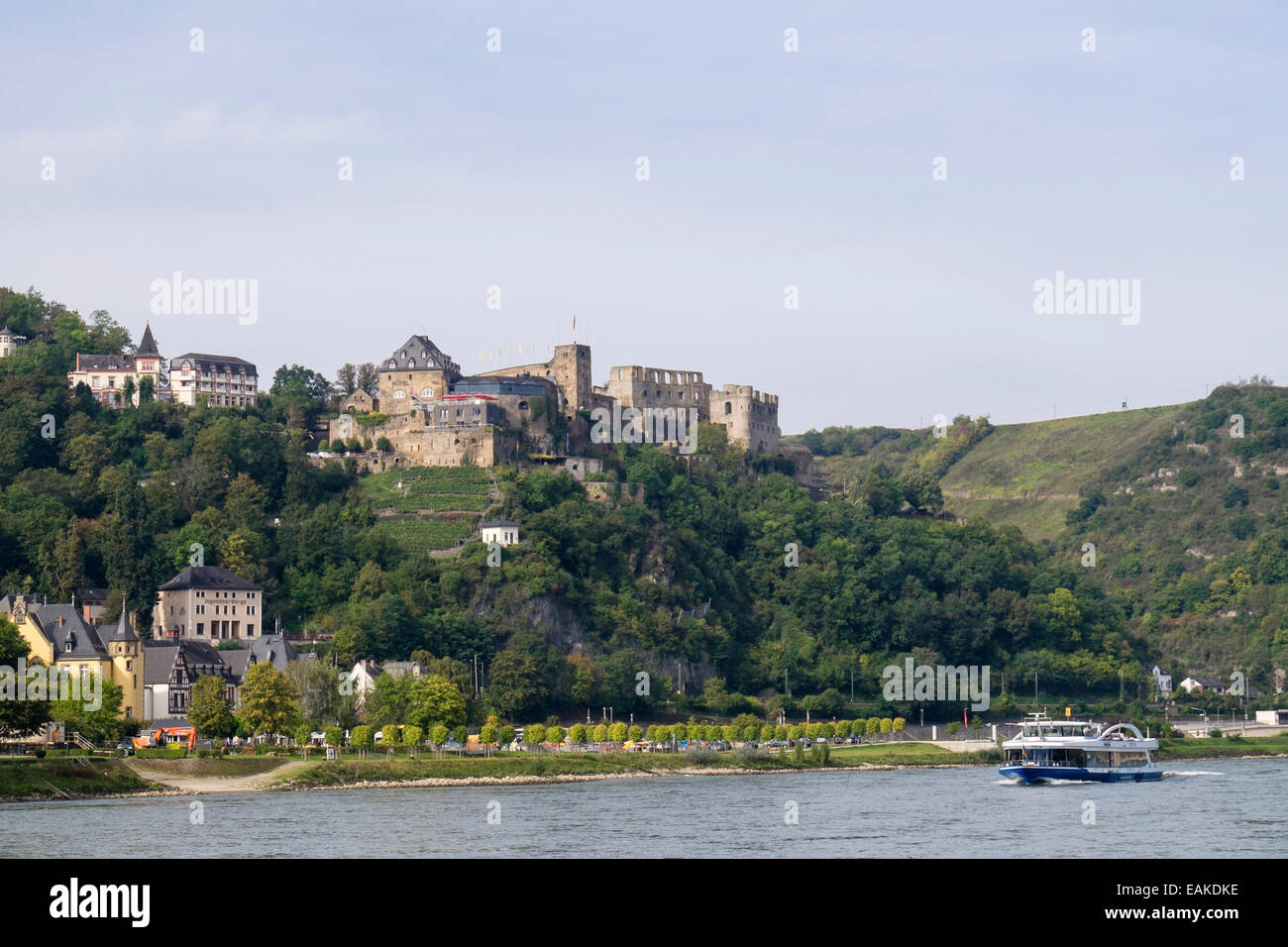 Blick über den Rhein zur Festung Burg Rheinfels Burgruine am Westufer ...