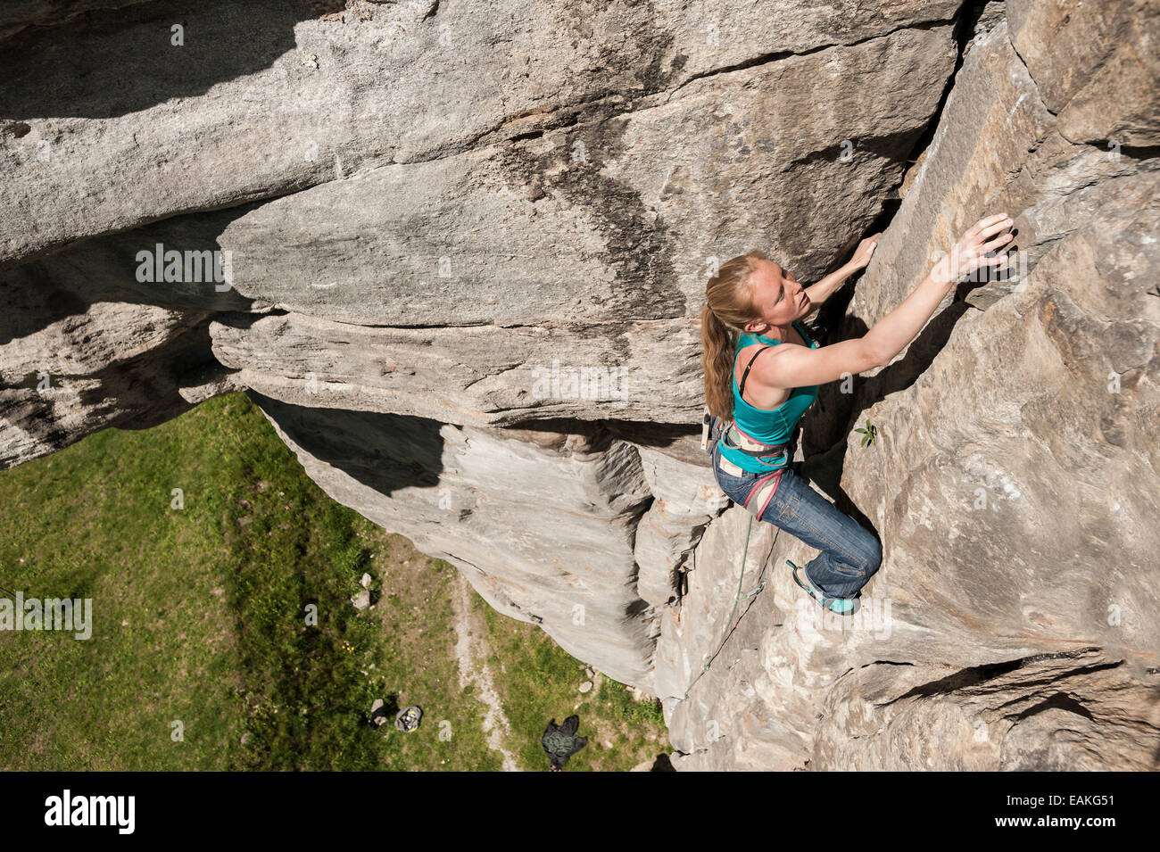 Italienische Mädchen klettert eine 6 b Riss Route in Balmanolesca, den ...