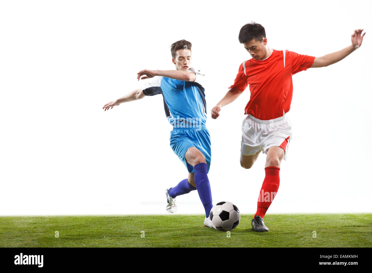 Zwei Fußballer, den Ball zu berauben Stockfotografie - Alamy