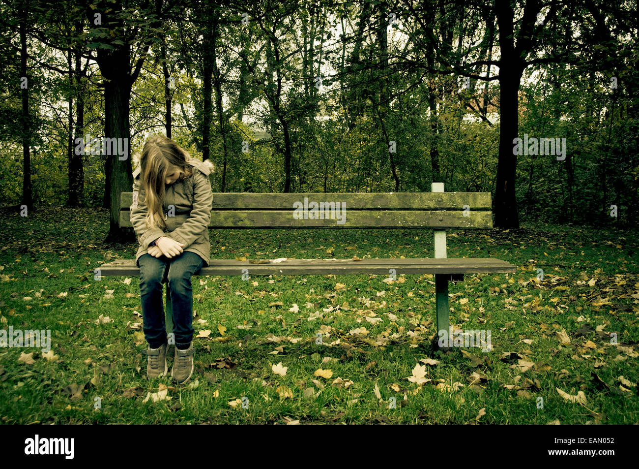 Menschen auf bankreihen -Fotos und -Bildmaterial in hoher Auflösung – Alamy