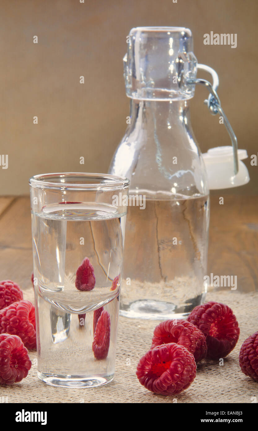 Eine flasche schnaps -Fotos und -Bildmaterial in hoher Auflösung – Alamy