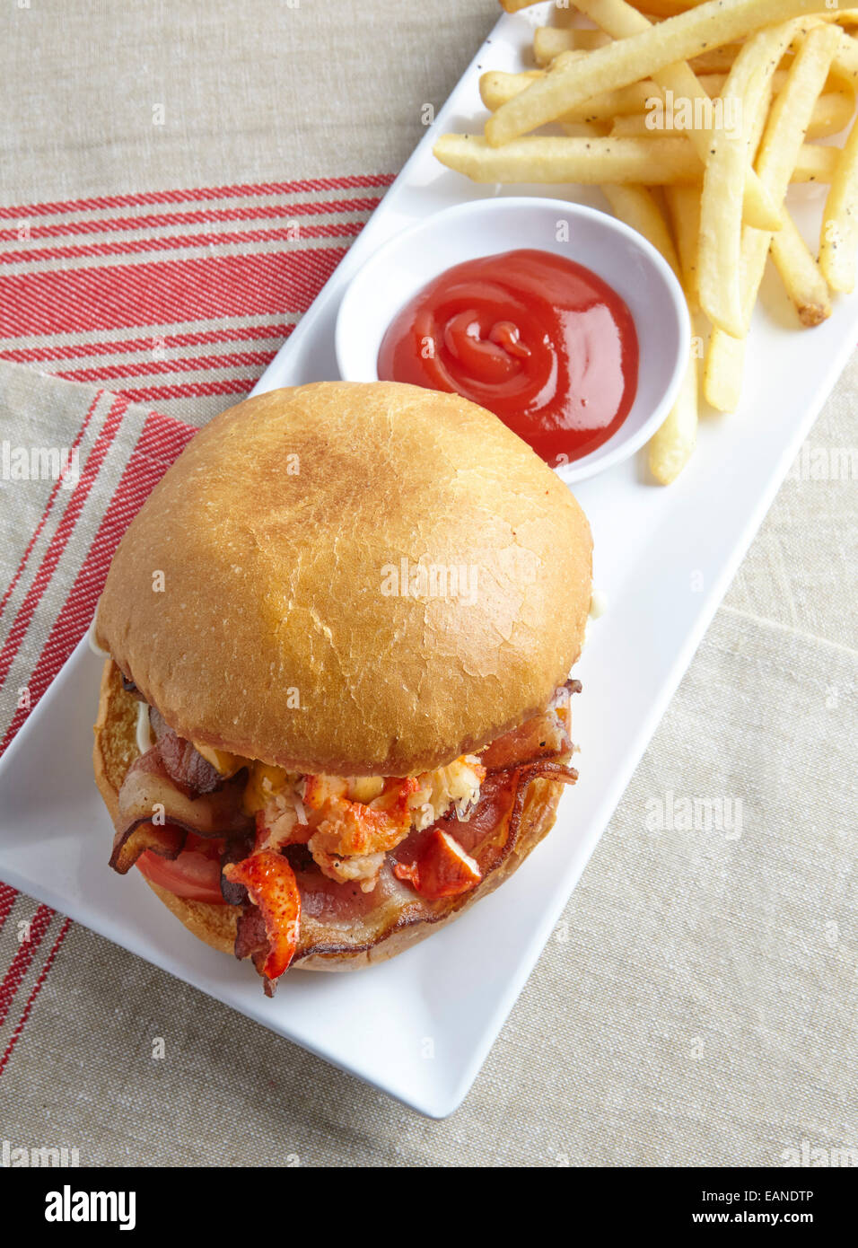 Pommes und mayo -Fotos und -Bildmaterial in hoher Auflösung – Alamy