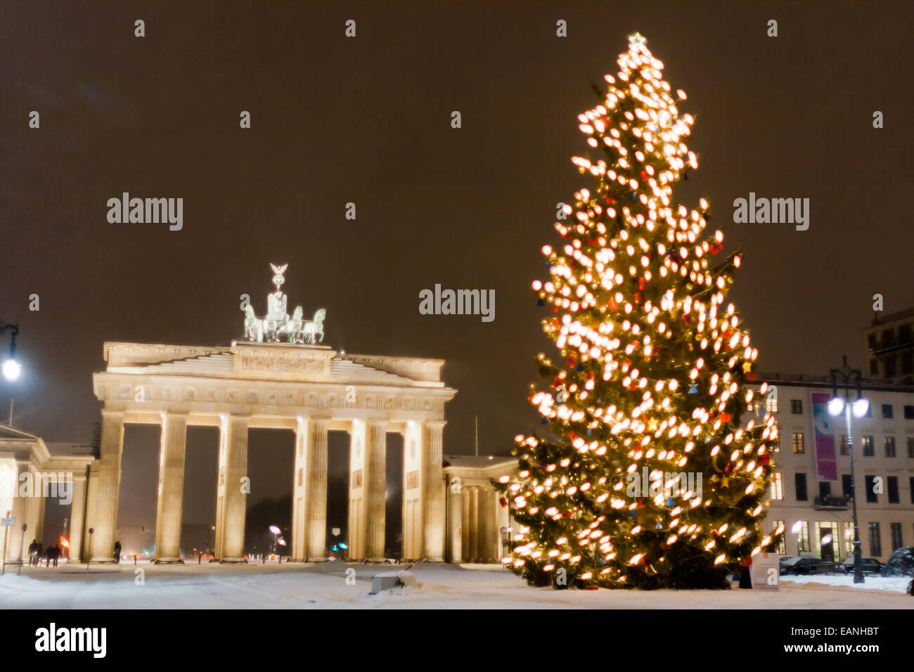 Das Brandenburger Tor (Deutsch: Brandenburger Tor) ist eine ehemalige ...