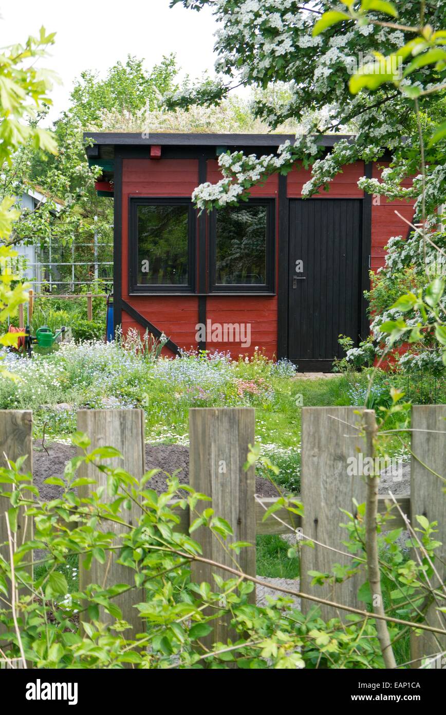 Haus mit zaun -Fotos und -Bildmaterial in hoher Auflösung – Alamy