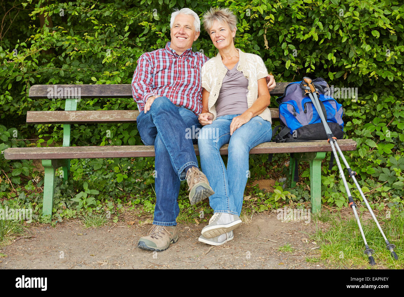 Senioren sitzen auf der bank -Fotos und -Bildmaterial in hoher ...