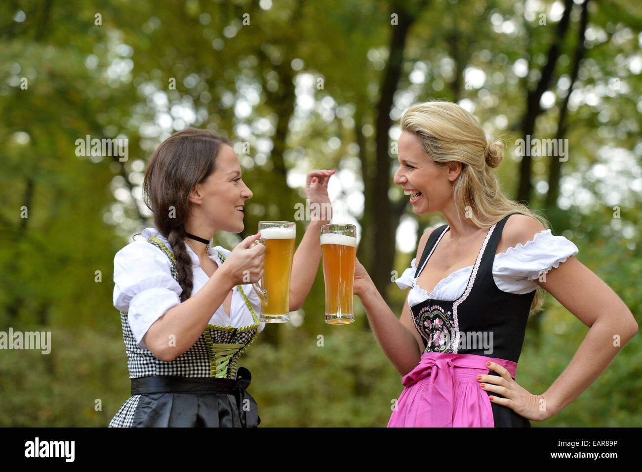 Zwei Frauen im Dirndl Kleid Weiss Bier Stockfotografie - Alamy