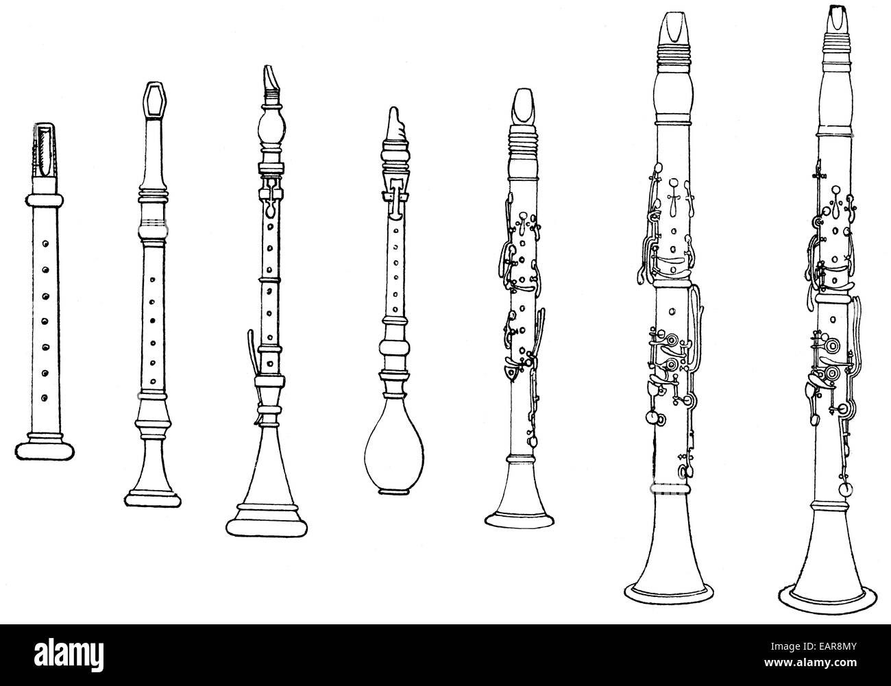 verschiedene Formen der alten Holzblasinstrumente, Klarinetten, Piccolo ...