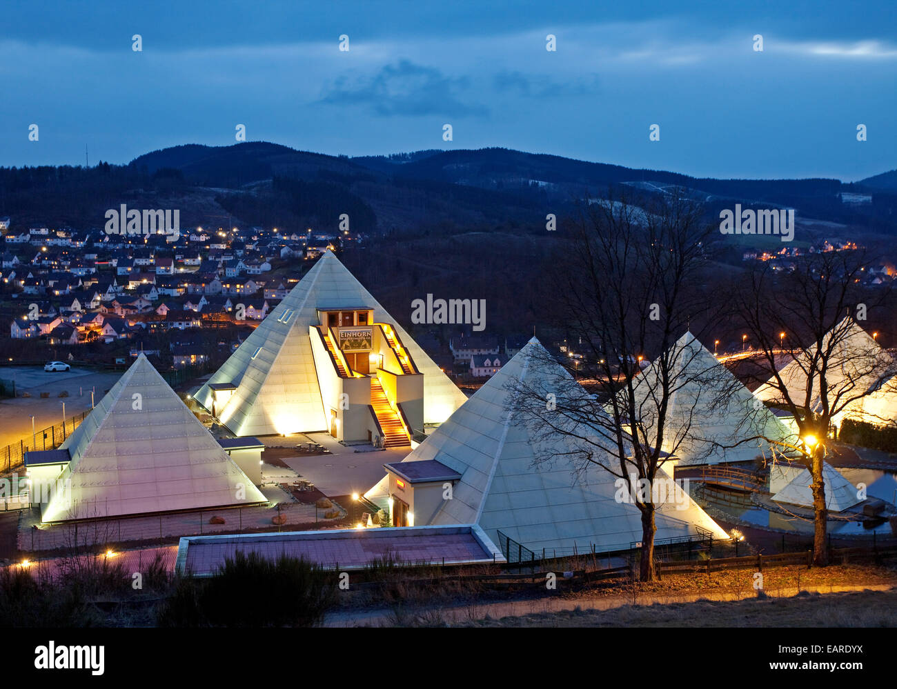 Beleuchtete pyramiden -Fotos und -Bildmaterial in hoher Auflösung – Alamy